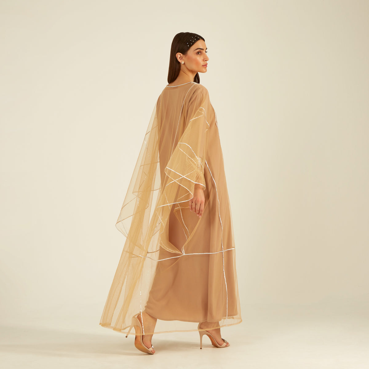 A Custom Thobe with Artistic embroidery and Luxurious Fabric – Byalmuna